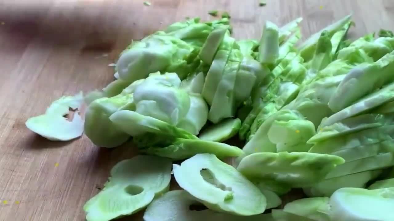 娃娃菜好吃有诀窍,做法简单,出锅翠绿又爽口,口感鲜美