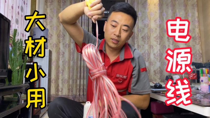 安装小哥用电笔找出线路断点,还说买了用不到半年,索性就换新的