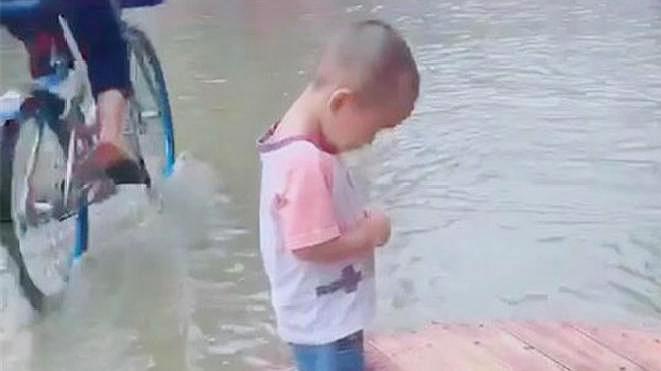 最近这个视频火了,小宝宝划船不用桨,全靠缘分!