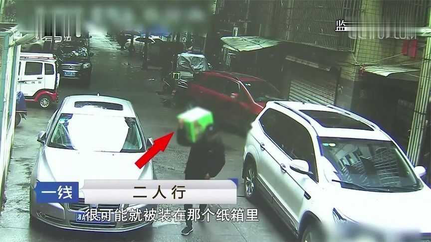 小偷光天化日盗窃,大摇大摆搬走保险箱,竟无人怀疑