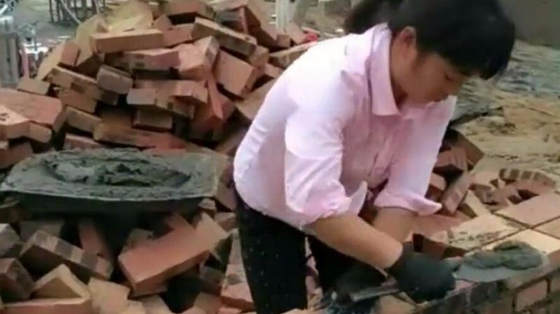 农村的小工程,全靠留守夫娘做,砌砖水平杠杠的!