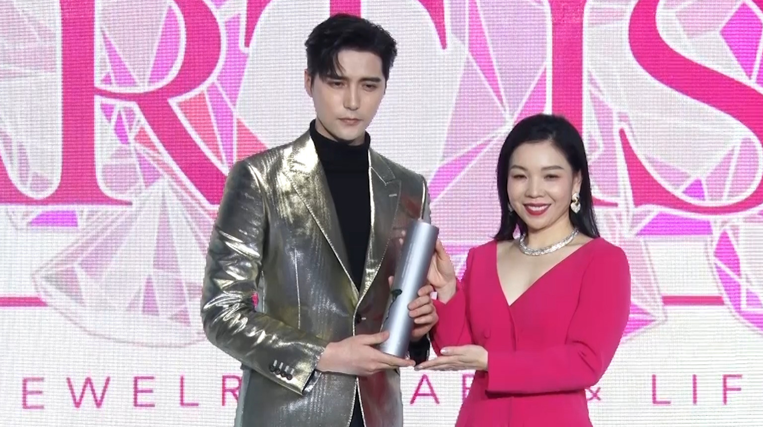 阿云嘎任宣传大使安利珠宝展 跨界参与设计为慈善助力