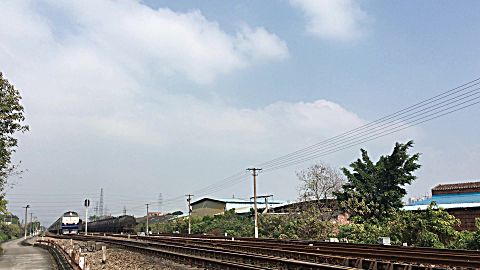 (三茂线火车视频)DF11 0016牵引K1221广州东一成都 快速通过佛山东站