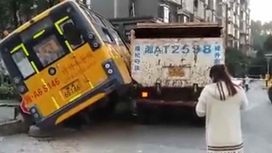 湖南渣土车与校车相撞致校车翻车 1名学生受伤