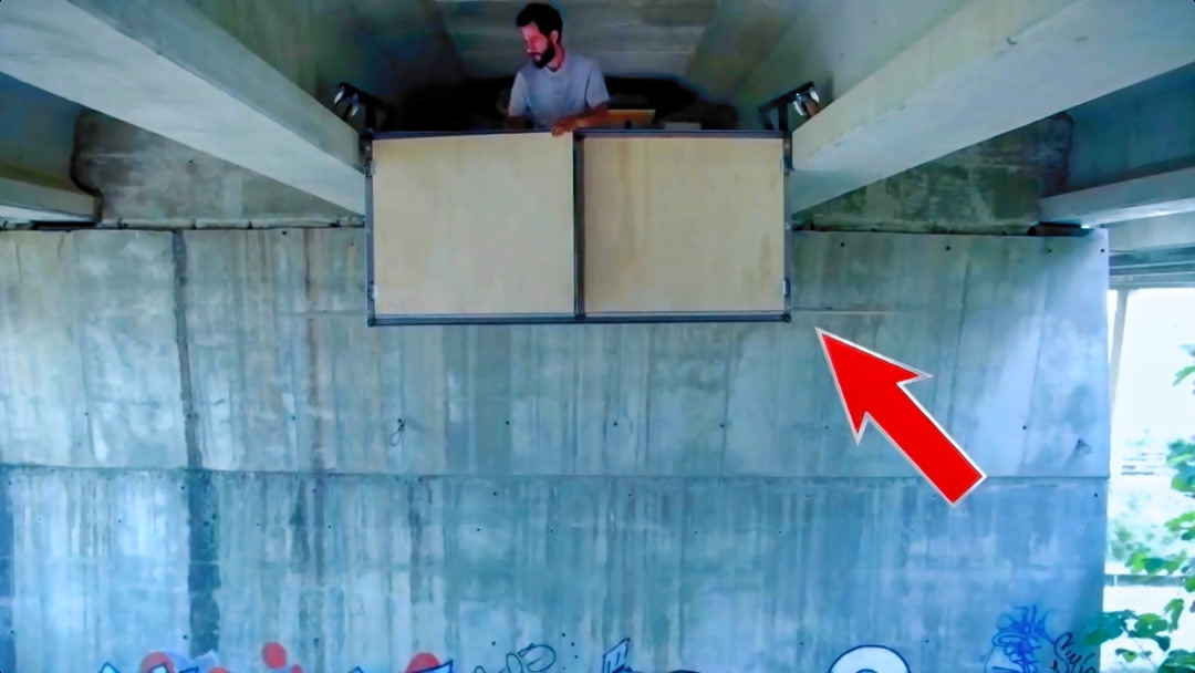 小哥脑洞大开,在桥底建造出一座可以移动的房子,位置十分隐蔽
