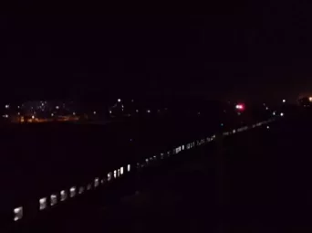 3B单机通过同向会HXD3D牵引K1572次列车进站