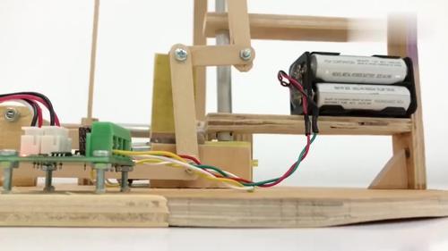 牛人用木头制作直升机螺旋桨,直观展示其原理,就差飞起来了