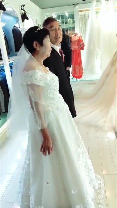 ...结婚50年金婚纪念!我瞒着二老在影楼订了一套婚纱照,今天过来拍照!...