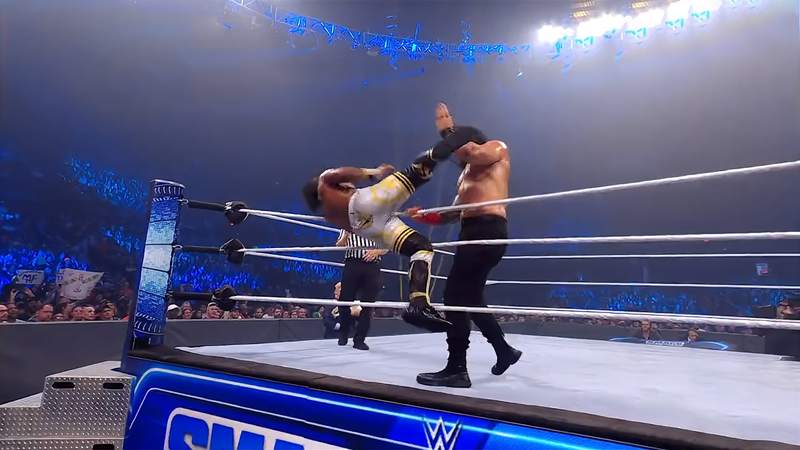 WWE罗门伦斯因犯规输掉比赛!抢夺了国王伍兹的王冠自封为王