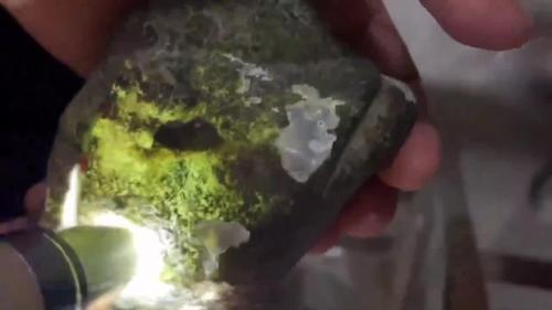 价值80000的翡翠原石,觉得亏了吗?