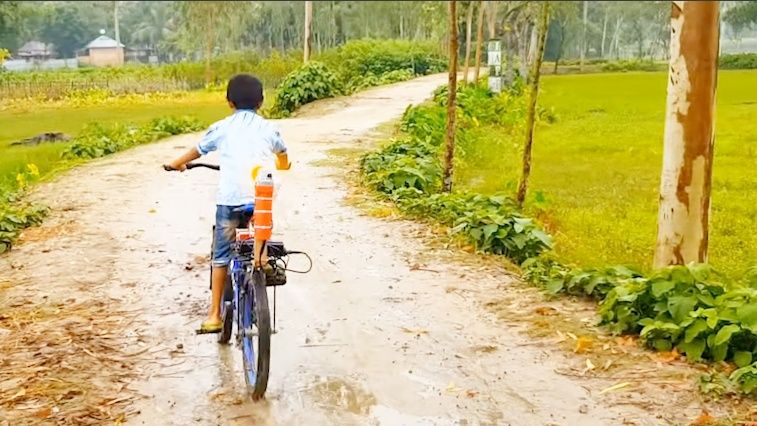 印度一农村父亲,为儿子上学造出电动自行车,却被网友批评博眼球