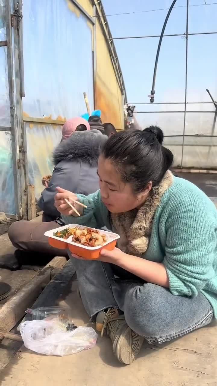 稻花香水稻开始播种了,我今天负责送饭,午餐吃烤肉拌饭 新农业 智慧...
