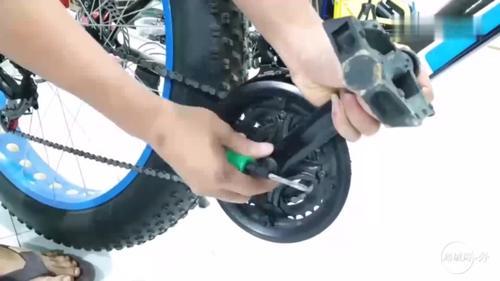 农村小伙在自行车上装了个马达,改装成电动车,不愧是村里的希望