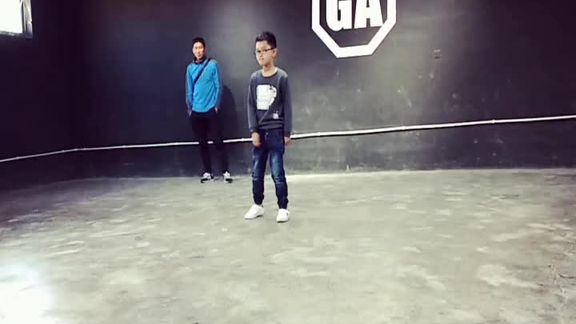 小朋友是如何练习鬼步舞