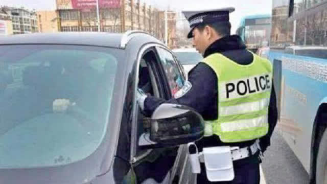 交警:在车上若是发现这些标记,建议离开,最好打电话报警!