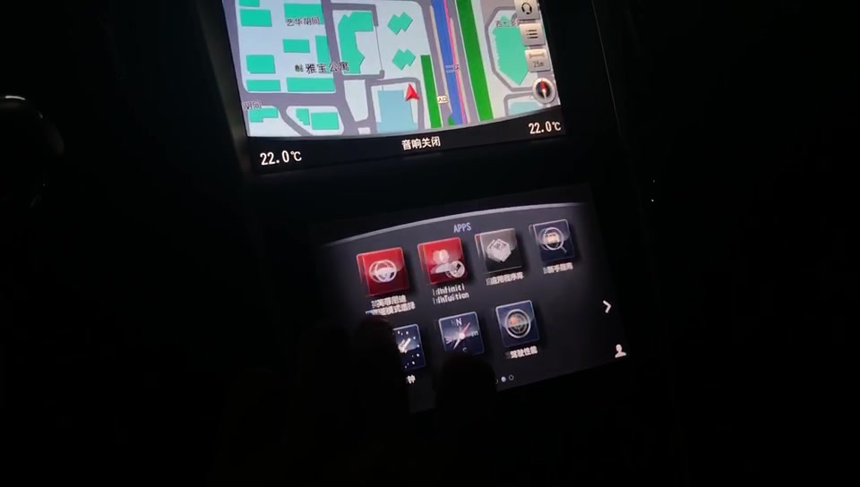 实拍:18款英菲尼迪Q50L双联屏使用,驾驶性能模块掌控汽车全数据