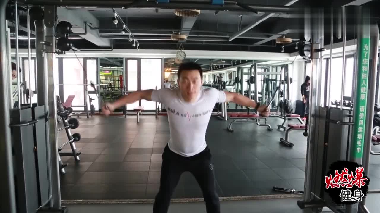 健身教练示范正确的健身器材使用方法,看看你用对了吗!