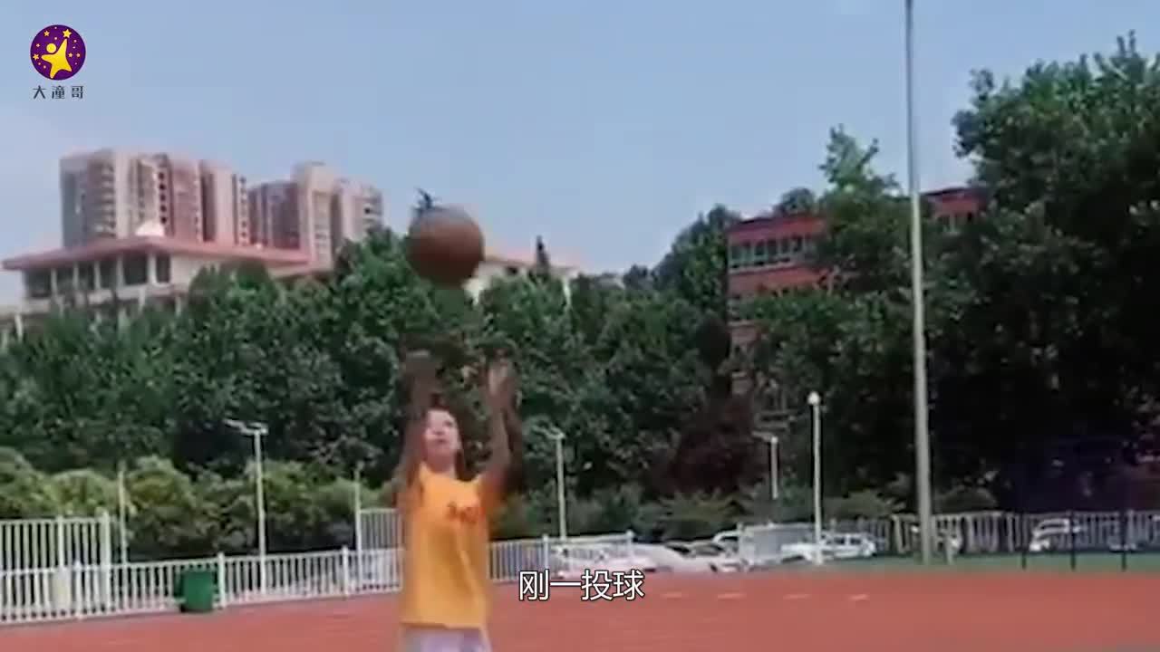 妹子是不是篮球高手,刚一投球,就进篮筐了,太牛了