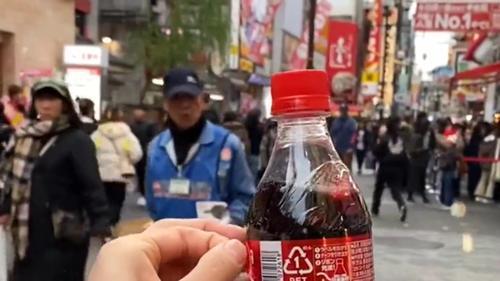 可乐商标还有个这功能,小姐姐做出拉花的瞬间,才明白我是乡下来的!