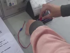 用电压表测量干电池两端电压