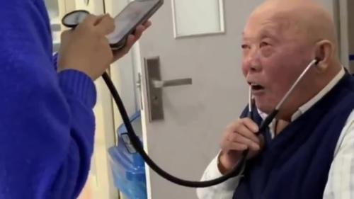 护士姐姐帮"耳聋"二大爷点菜,原来听诊器还可以这么用!
