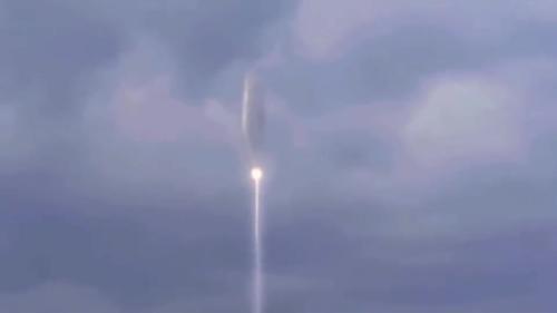 空中出现不明飞行物,男子拍下其起飞全过程