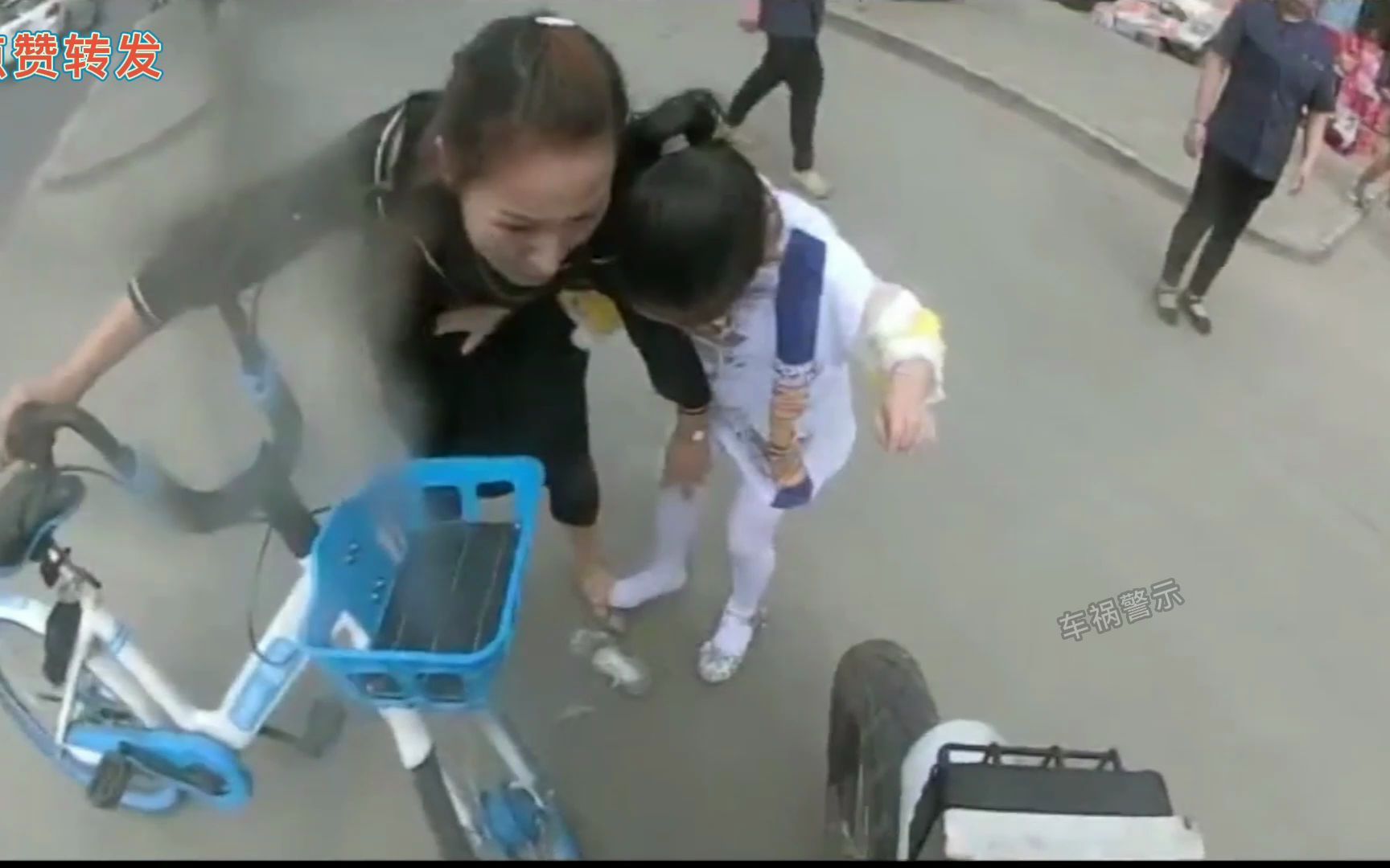 女子把孩子丢单车前篓,疯狂逆行,被撞后竟斥责对方
