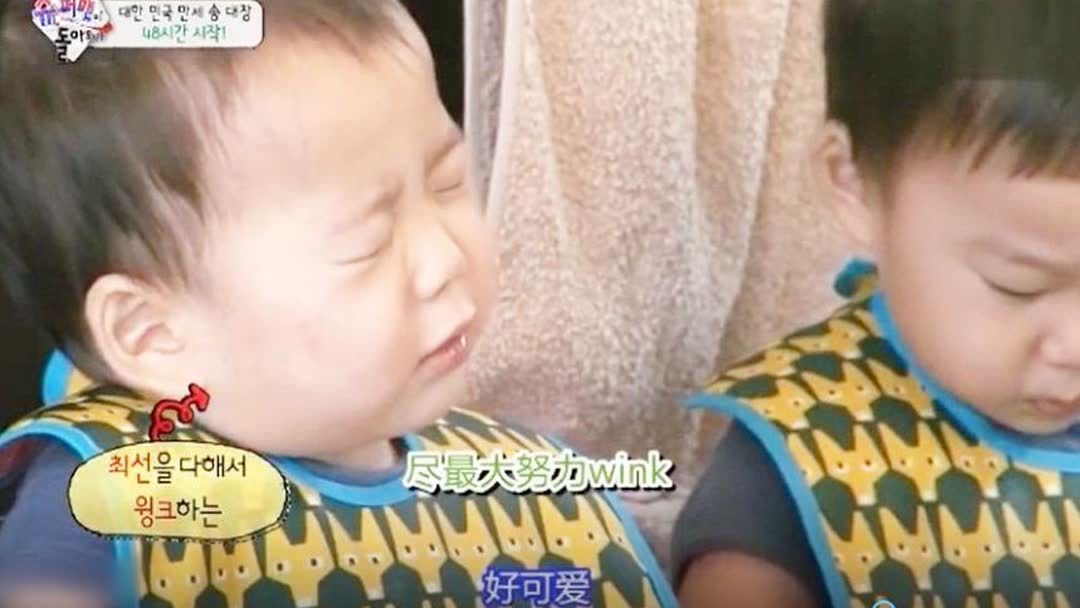 三胞胎轮流给出差的妈妈wink问候,民国眨眼卖萌对妈妈放电