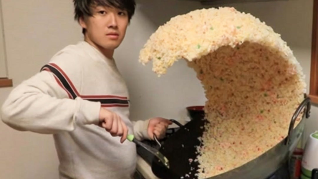 日本小哥的“海啸”炒饭火了,到底是怎么回事?看完发现是个人才