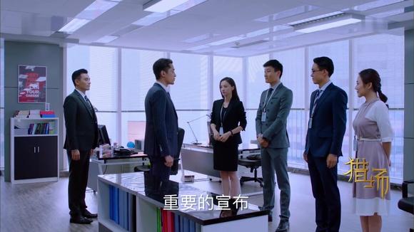 老板给员工开会,结果没想到老板给员工开完会后,还在讨论着什么