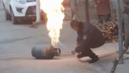 煤气罐着火老人手足无措,保安大叔勇敢灭火的做法,让人非常的佩服