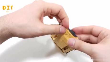 创意纸艺DIY,教你学会折纸兰博基尼跑车模型步骤四的方法