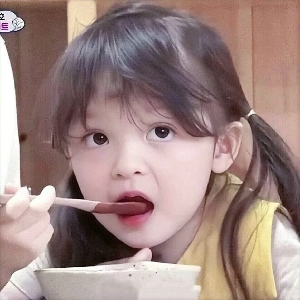 小何在长大 