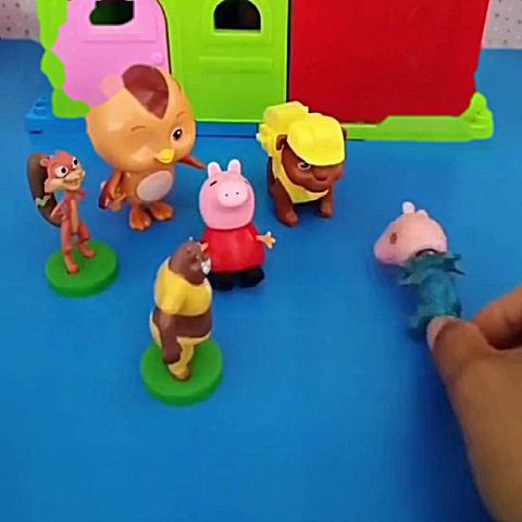 乔治穿上怪兽衣服吓唬小朋友,乔治太调皮了,小朋友们很勇敢.mp4