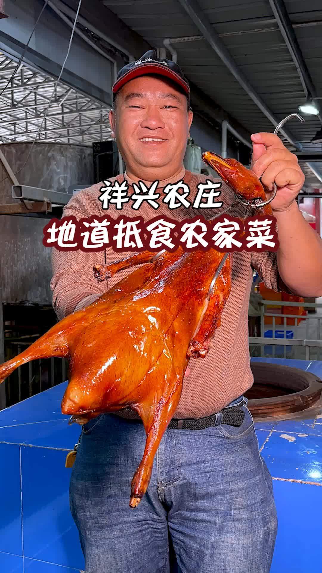 这位开吊车的劳版竟然还会做农家菜?一晚就出三四十栏簸箕三味鱼!