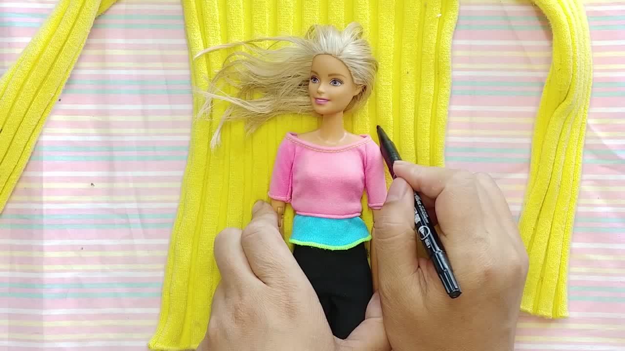 小朋友穿小的衣服不要扔,给芭比娃娃做两条漂亮裙子