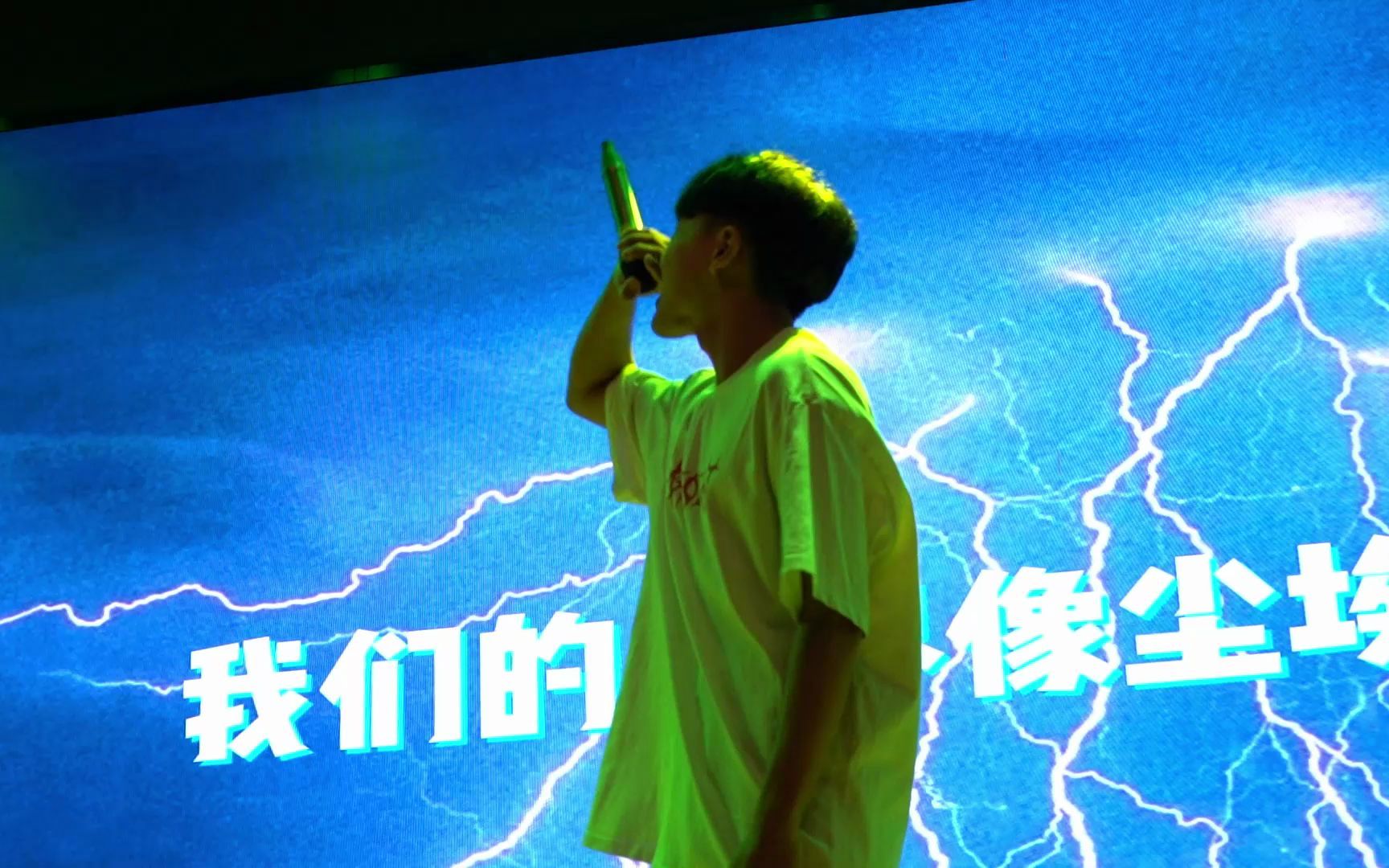大学晚会现场表演《暴雨》会是什么效果? 人都电傻了