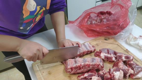 过年了,猪肉20元一斤,排骨26一斤元,到底是贵还是便宜呢?