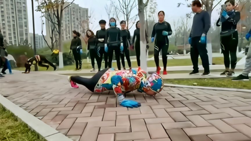 不走寻常路! 女子模仿十多种动物爬行健身治好腰病