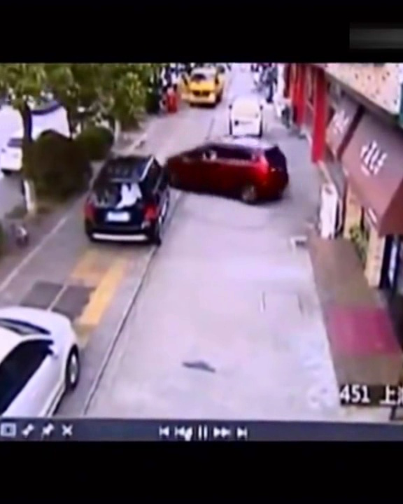 太恐怖,女司机倒车误踩油门,商铺被摧毁