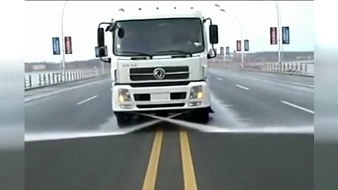 洒水车视频 喷射范围广的洒水车视频大全