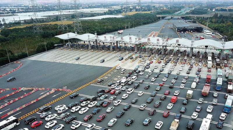 春节返程高峰来临,高速收费站堵成“停车场”!