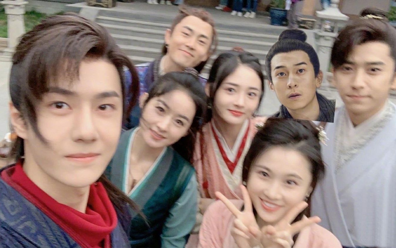 《有翡》杀青,众人灿笑庆祝,赵丽颖王一博晒背影照似映射结局