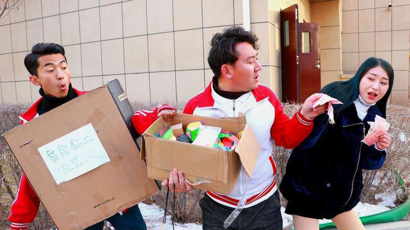 学生碰到智能出钱机器人,黏土玩具越多,出的钱越多