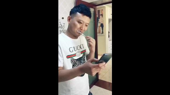 主人不小心和金毛用了一支牙刷.发现真相后绝望的眼神没谁了!