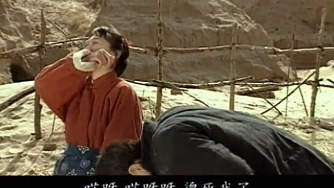 两个男人打架,一个往裤子里放了一样东西,女人看见笑的直不起腰