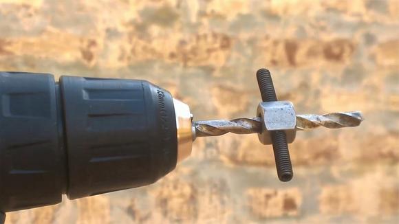 利用螺丝和内六角,做一个电钻打孔辅助工具,轻松掌握深浅