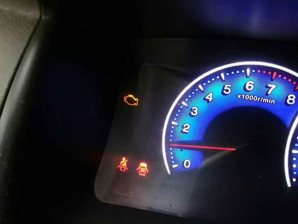 发动机亮黄灯是怎么回事?