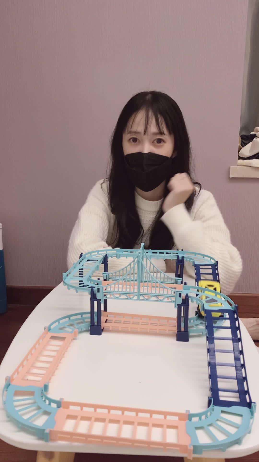 商家疯了吧?前面这个两层大号电动轨道车居然不用一包辣条就能带回家 #益智玩具