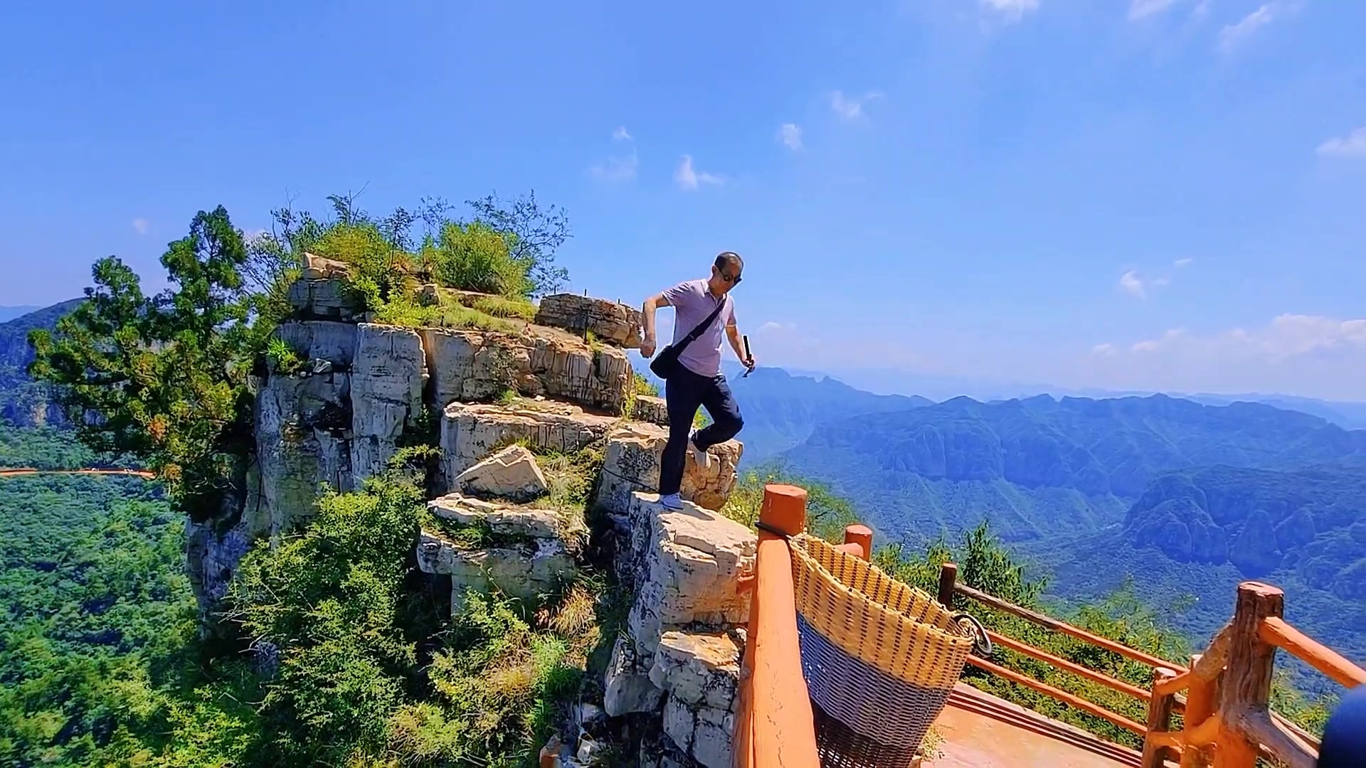 旅游户外活动,安全第一。#旅行推荐官 #暑假旅游 #登上山顶看美景 #...